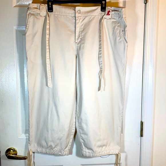 Disney | Pants & Jumpsuits | Walt Disney World Womens Capri | Poshmark